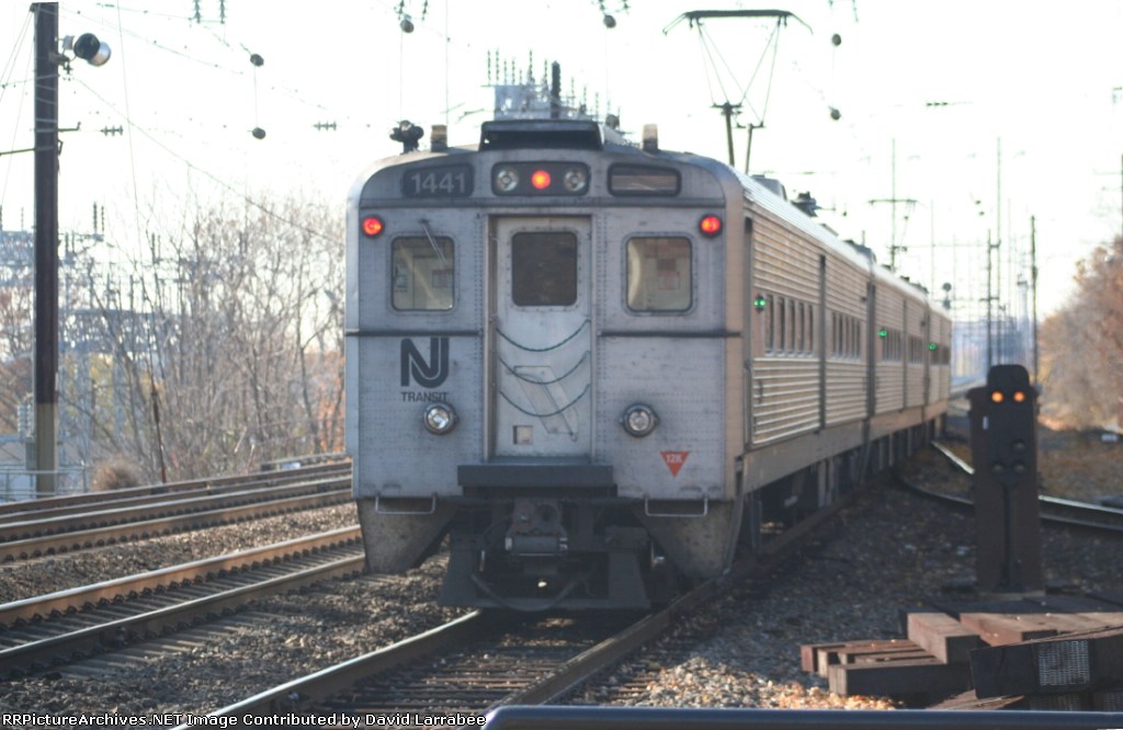 Extra 3143, thru the cross overs, southbound